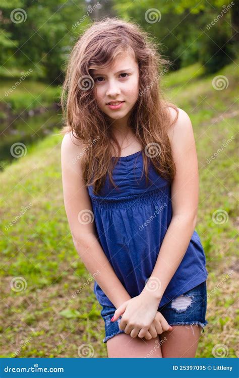 Fille Timide Image Stock Image Du Vert Jeunesse T