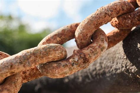 Cuáles son las causas de la corrosión en los materiales metálicos