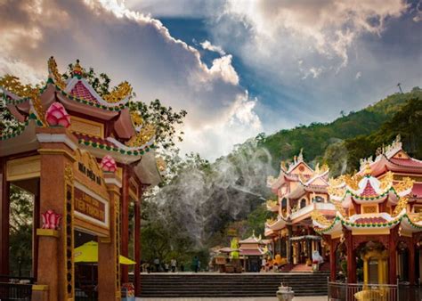 Những địa điểm du lịch tâm linh ở Tây Ninh nổi tiếng và hút khách nhất