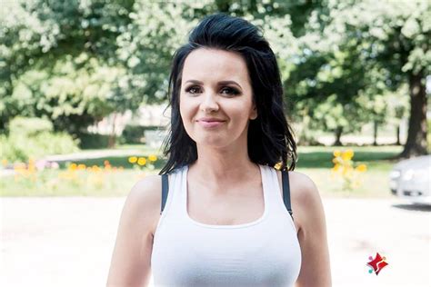 Mega krągła mama z ogromnym dekoltem Telegraph