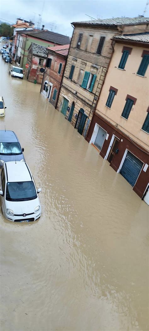 Alluvione Marche Castelferretti Sottacqua Evacuazioni Con Gommoni