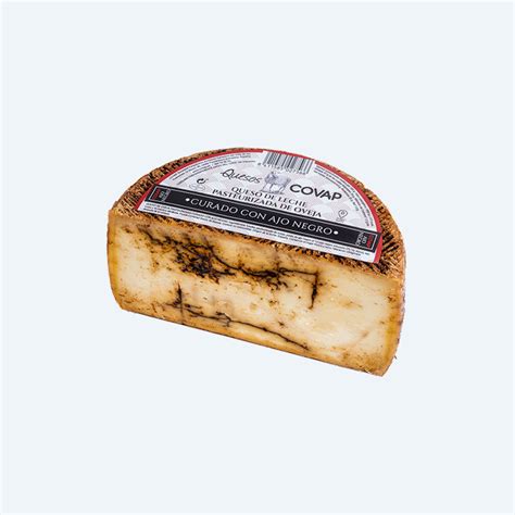 Queso De Oveja Pasteurizado Curado Con Ajo Negro Mitad Mesa Y Yantar