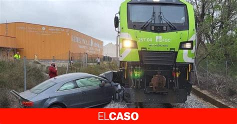 Quatre Ferits En Xocar Amb El Cotxe Contra Un Tren De Ferrocarrils A La