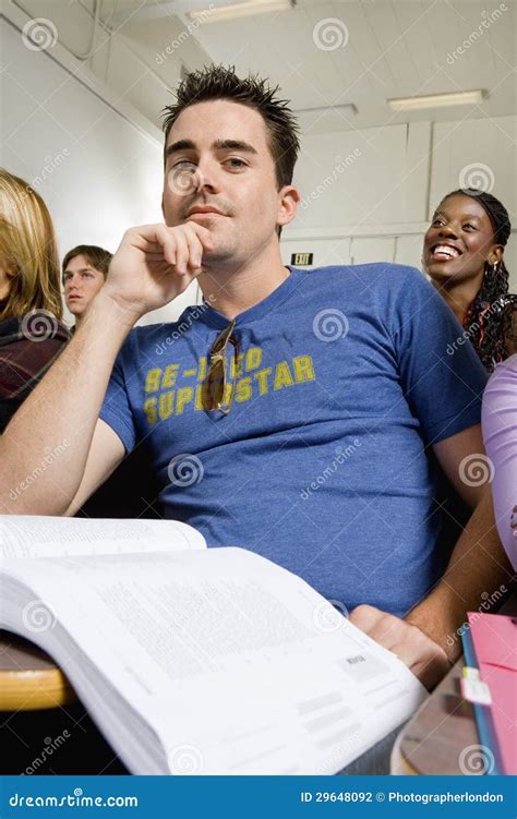 Retrato Del Estudiante Con Los Compan Eros De Clase Foto De Archivo