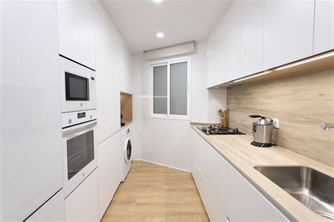 Una cocina en blanco y madera pequeña y muy funcional Misura Studio