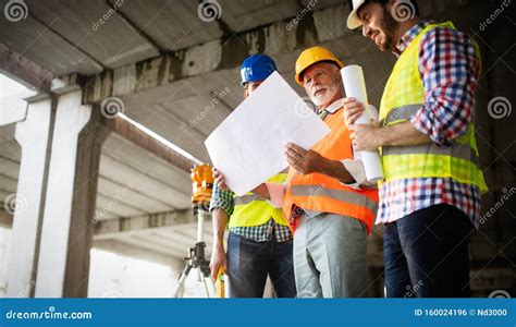 Ingeniero De Construcci N Con El Trabajador Del Capataz Que Comprueba