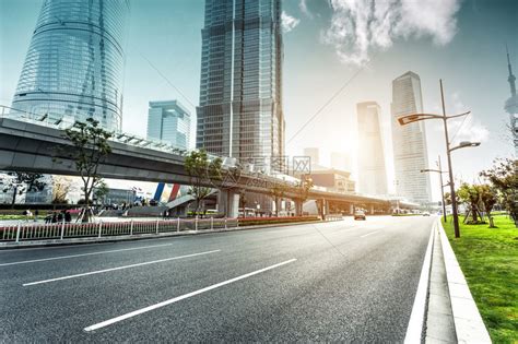 城市道路与现代城市天际线高清图片下载 正版图片502642305 摄图网