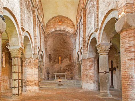 La Piazza Di Santo Stefano Abbraccia Un Complesso Di Antichi Edifici