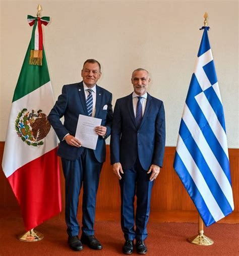 El Director General de Protocolo recibió las copias de las Cartas