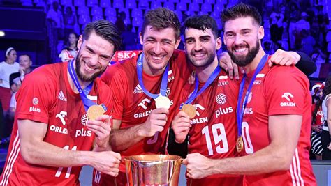 Reprezentacja Polski siatkarzy Łukasz Kaczmarek przekazał złoty medal