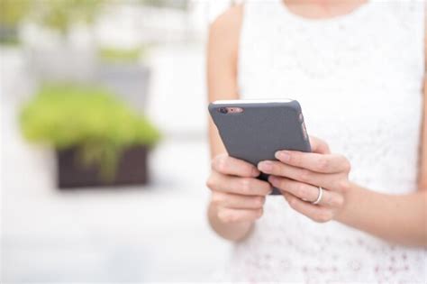 Uso De Mulher De Telefone Inteligente Foto Premium