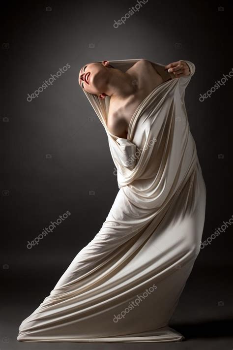 Concepto Hermosa chica desnuda rompe su capullo fotografía de stock