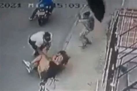 Video Niño golpea a ladrón con paraguas para defender a su madre