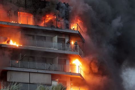 España 4 fallecidos por gran incendio en edificio de Valencia La Razón