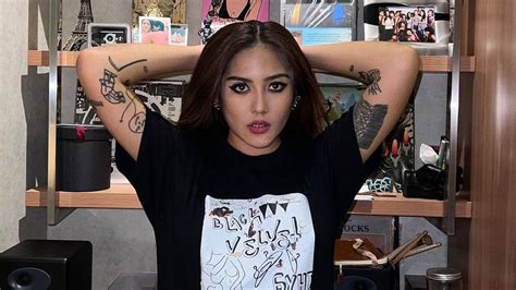Beda Agama Dengan Ibunda Inilah Profil Maura Magnalia Madyaratri
