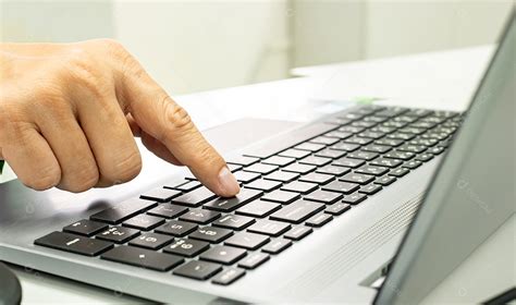 Dedo Humano Pressionando A Tecla Enter No Teclado Do Laptop
