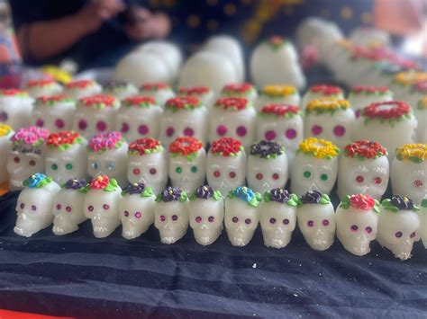 Calaveritas de azúcar y chocolate dulce tradición