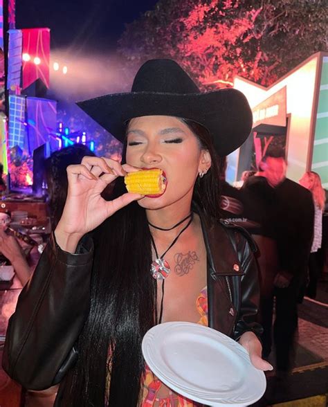 Pocah abre álbum de fotos de festa de São João de Juliette Foi bão