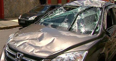 G1 Carro capota e motorista fica ferido após colisão em Ribeirão