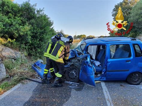 Perde Il Controllo Della Opel E Si Schianta Contro Un Masso Interviene