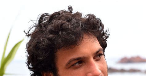 Benoît Michel pose lors du tournage de la saison 2 de la série de TF1