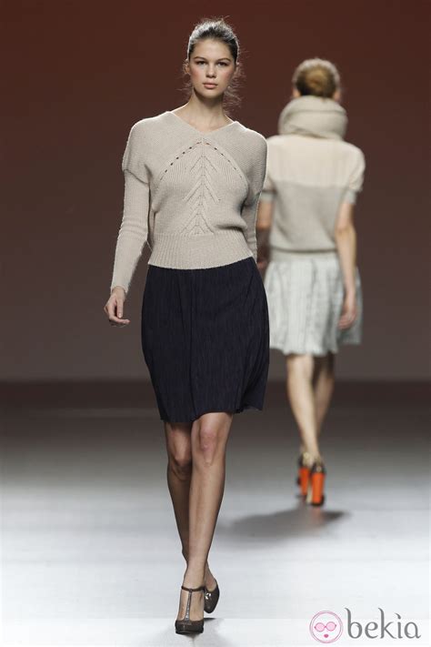 Conjunto De Falda De Falda Negra Y Jersey De Punto De Sita Murt En La