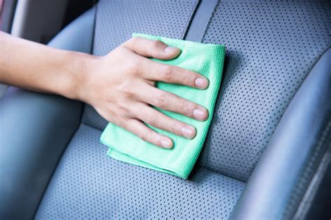 Aprende cómo lavar los asientos de tu carro en seco y dejarlos como