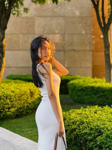 Nhan sắc và học vấn của Doãn Hải My bạn gái cầu thủ Đoàn Văn Hậu