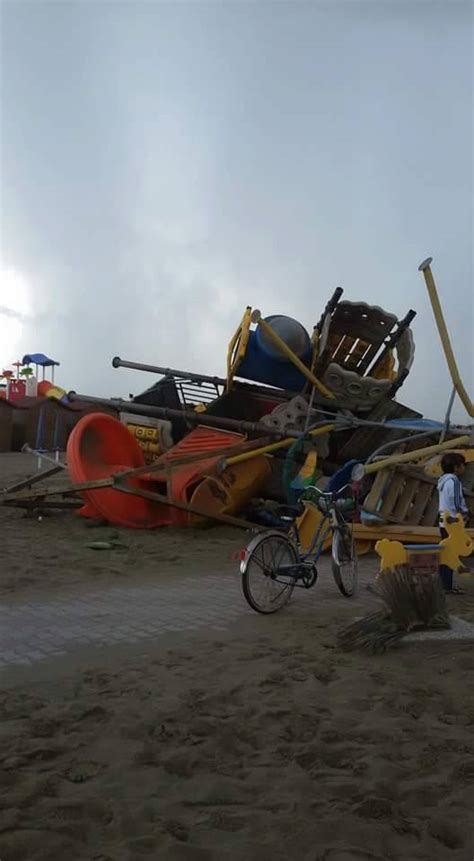Tornado Sottomarina Ecco Le Impressionanti Immagini Degli Stabilimenti