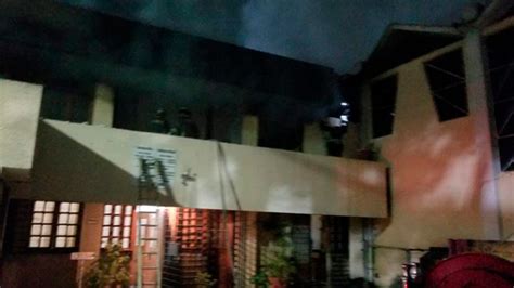 Incendio quema parte de la Parroquia de San Pedro Apóstol en la CDMX