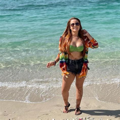 Em Dubai Maiara ostenta curvas poderosas em clique de biquíni SBT