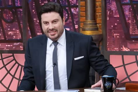 Danilo Gentili agradece orações e doações de sangue para Mingau e grava