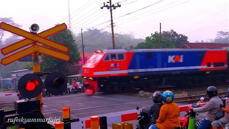 Palang Pintu Perlintasan Kereta Api Railroad Crossing Ka Malioboro