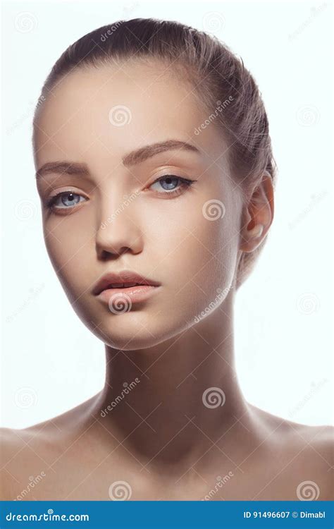 Cara Hermosa De La Mujer Adolescente Joven Con La Piel Fresca Limpia