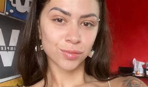 Seminua MC Pipokinha é vítima de ataque em show e defendida pela web