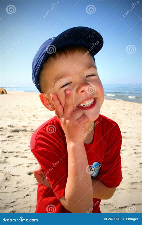 Un Petit Gar On Sur La Plage Images Libres De Droits Image