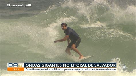 Fenômeno swell Ondas gigantes e ventos fortes atraem surfistas