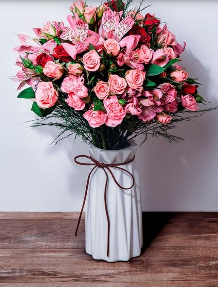 Buquê de Flores Mistas em Tons de Rosa e Vaso de Porcelana para o