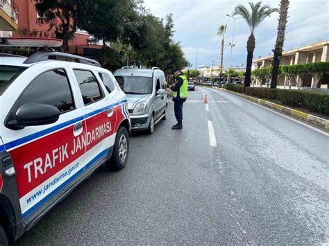 Alanya da yapılan trafik uygulamasında 6 araç trafikten men edildi