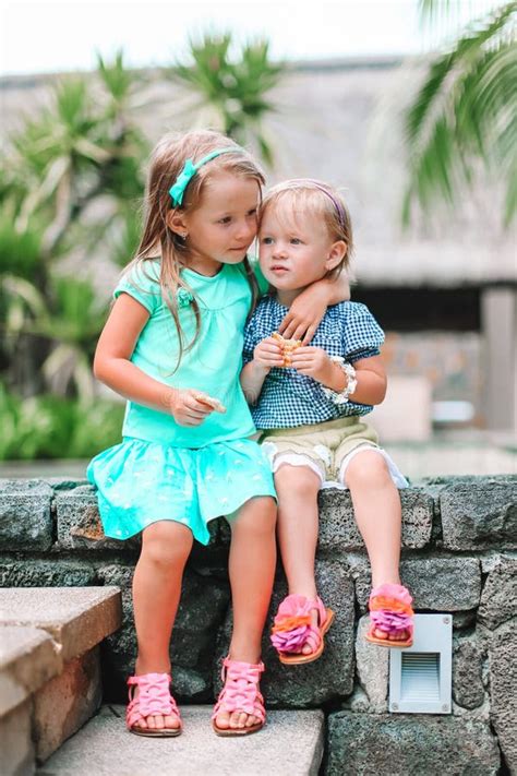 Des Petites Filles Adorable Exotiques Vacances D été Photo stock