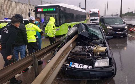 Kocaeli Gebze de korkunç kaza Otomobil bariyere ok gibi saplandı
