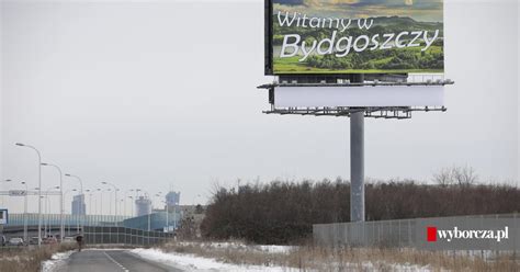 Kierowców wjeżdżających do Warszawy wita billboard Witamy w Bydgoszczy