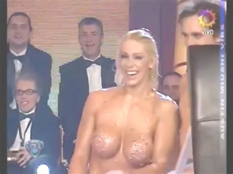 Mónica Farro Nue dans Bailando por un sueño