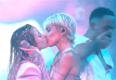 Lo Hicieron Otra Vez El Beso Entre Tini Stoessel Y Emilia Mernes