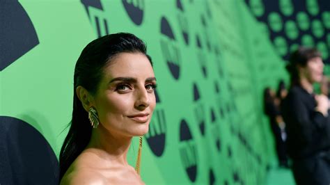 Aislinn Derbez Lleva Un Vestido Negro A Los Spotify Awards Vogue