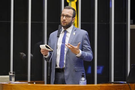 Aliado de Bolsonaro relator apresenta parecer favorável a voto