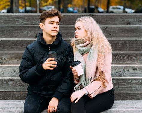 Le Garçon Regarde Tendrement La Fille Et Veut S embrasser Un Jeune
