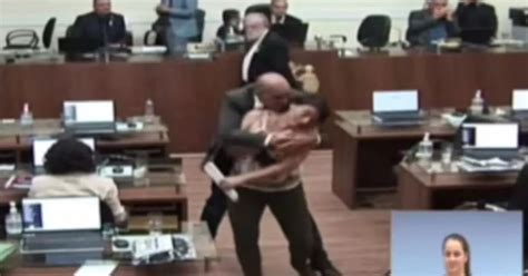 VÍDEO Vereadora é agarrada e beijada por colega durante sessão da