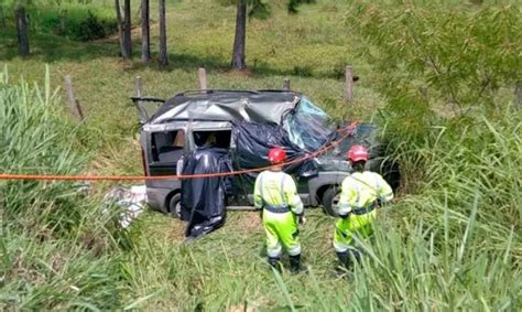 Goionews Mãe e filha morrem após carro capotar e cair em barranco no
