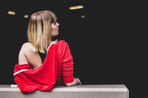 Brune Naturelle Se Laisse Deshabiller Et Doigter Une Blonde Timide Se